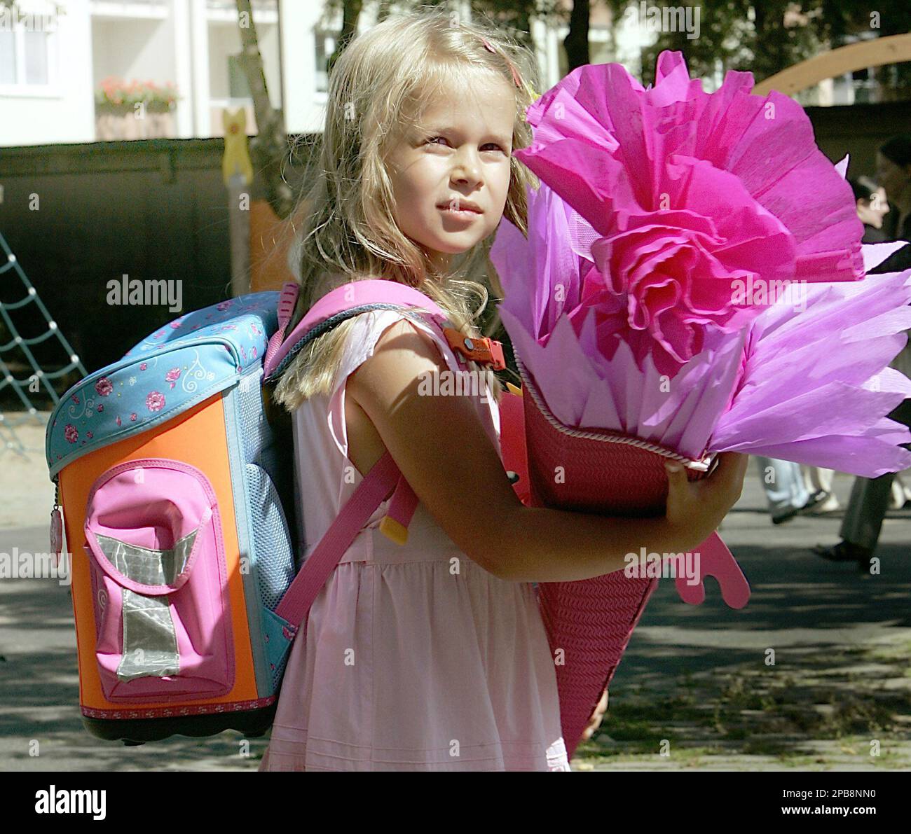 Anna, Erstklaesslerin einer Grundschule in Moers-Kapellen, wartet am ...