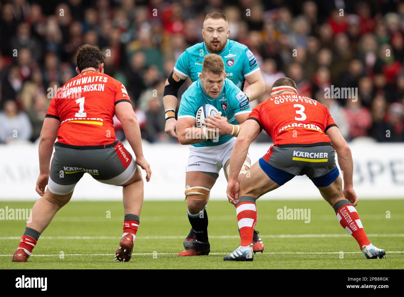 Olly Cracknell of Leicester Tigers runs at Kirill Gotovtsev of ...