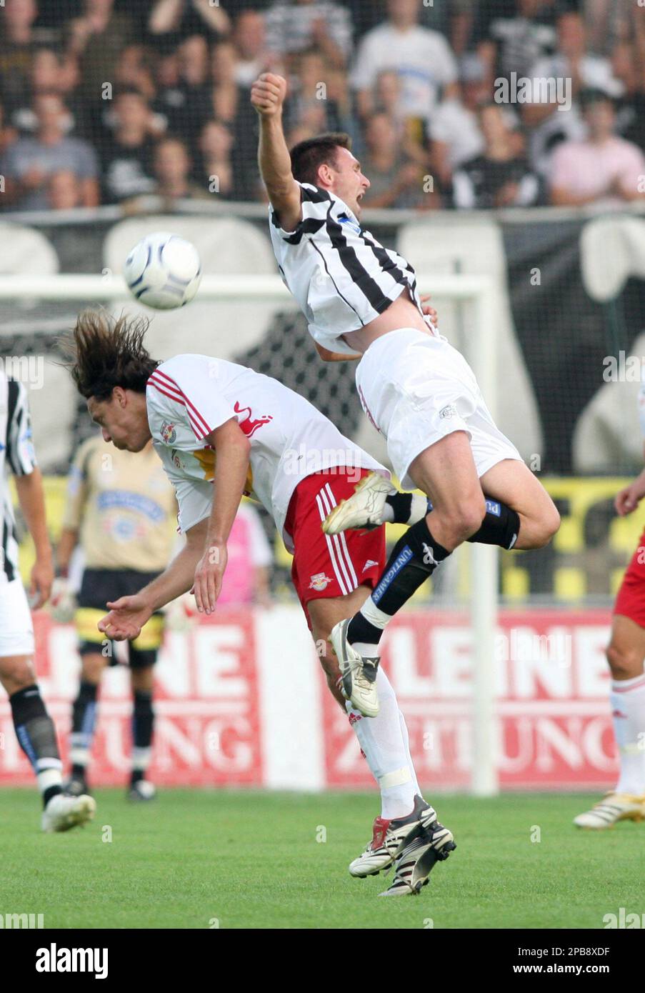 Rene Aufhauser von Salzburg und Samir Muratovic von Sturm, rechts ...