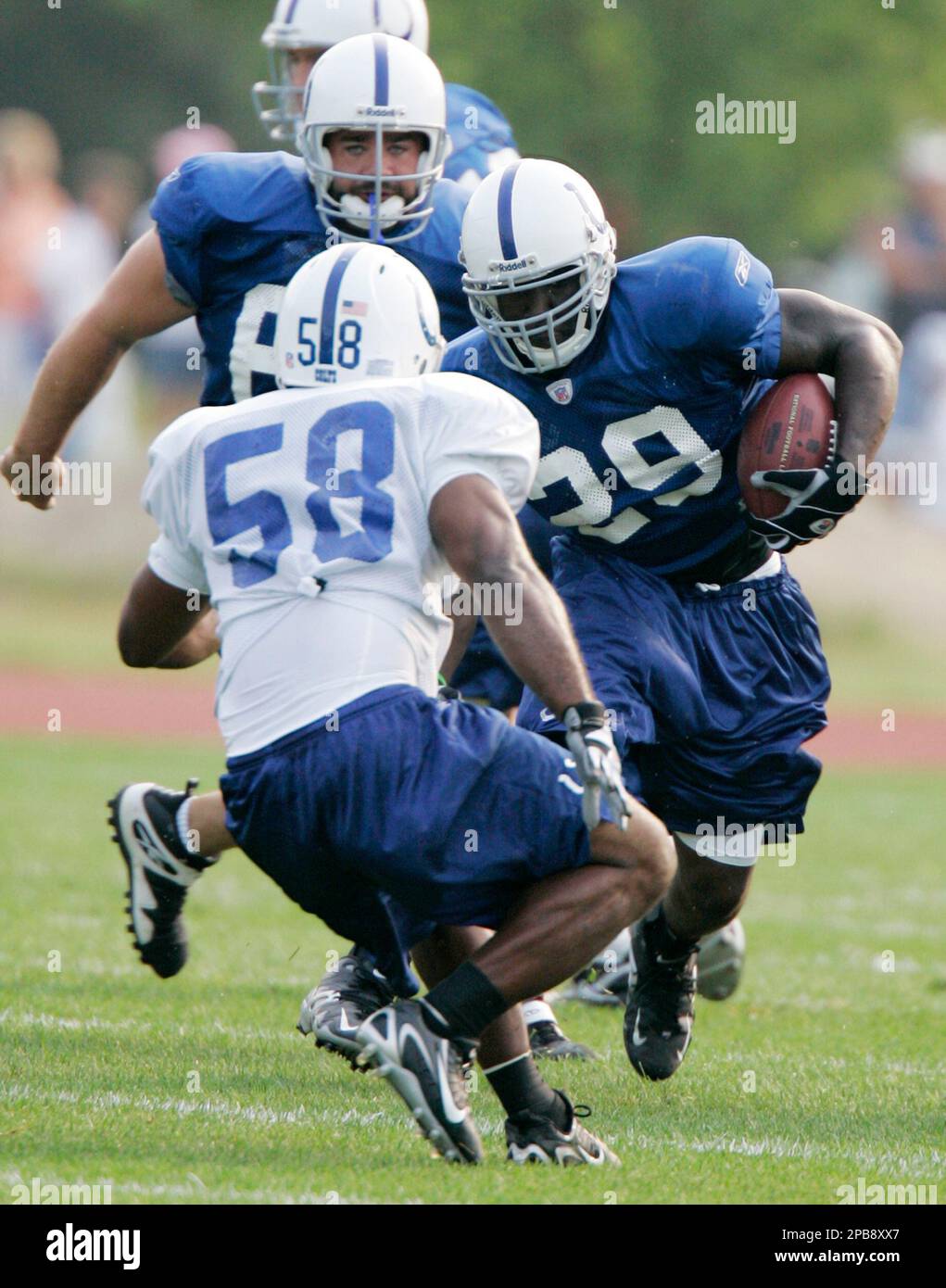 Indianapolis Colts linebacker Gary Brackett (58) stops running back ...