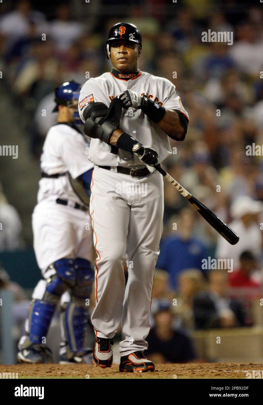 San Francisco Giants' Barry Bonds takes off his elbow guard after he ...