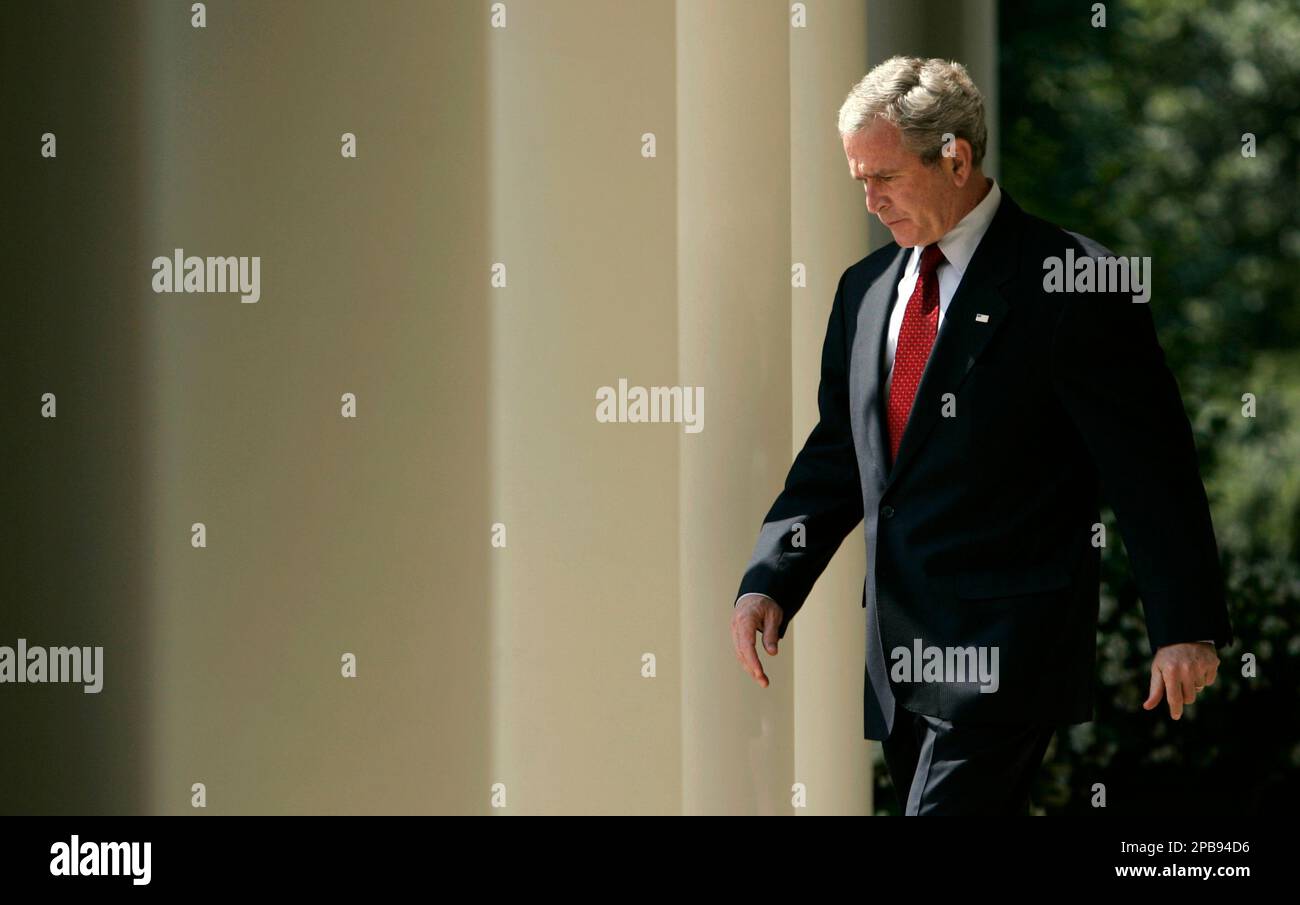 President Bush walks to the Rose Garden of the White House in ...