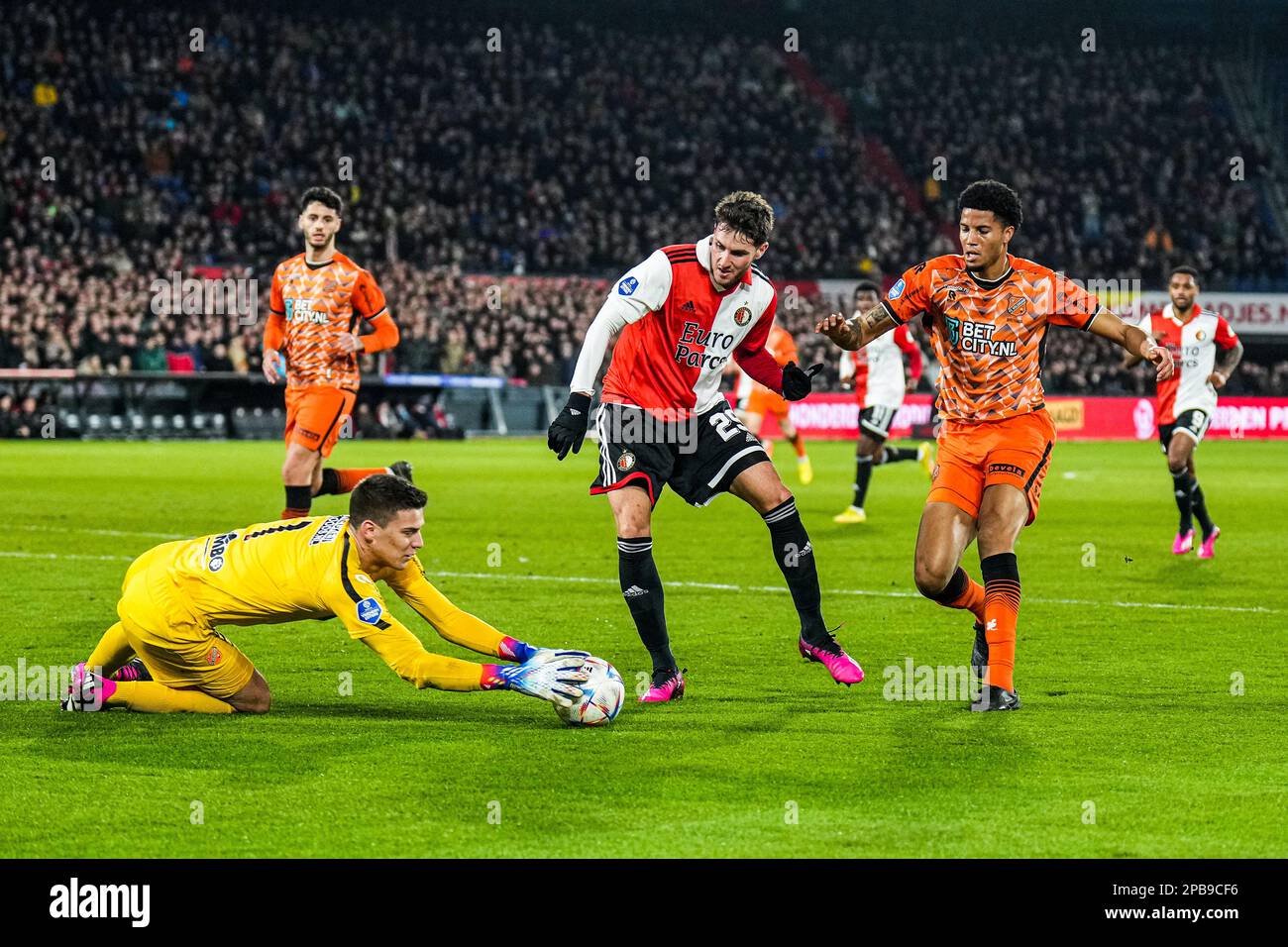 Rotterdam - FC Volendam goalkeeper Filip Stankovic, Santiago Gimenez of ...