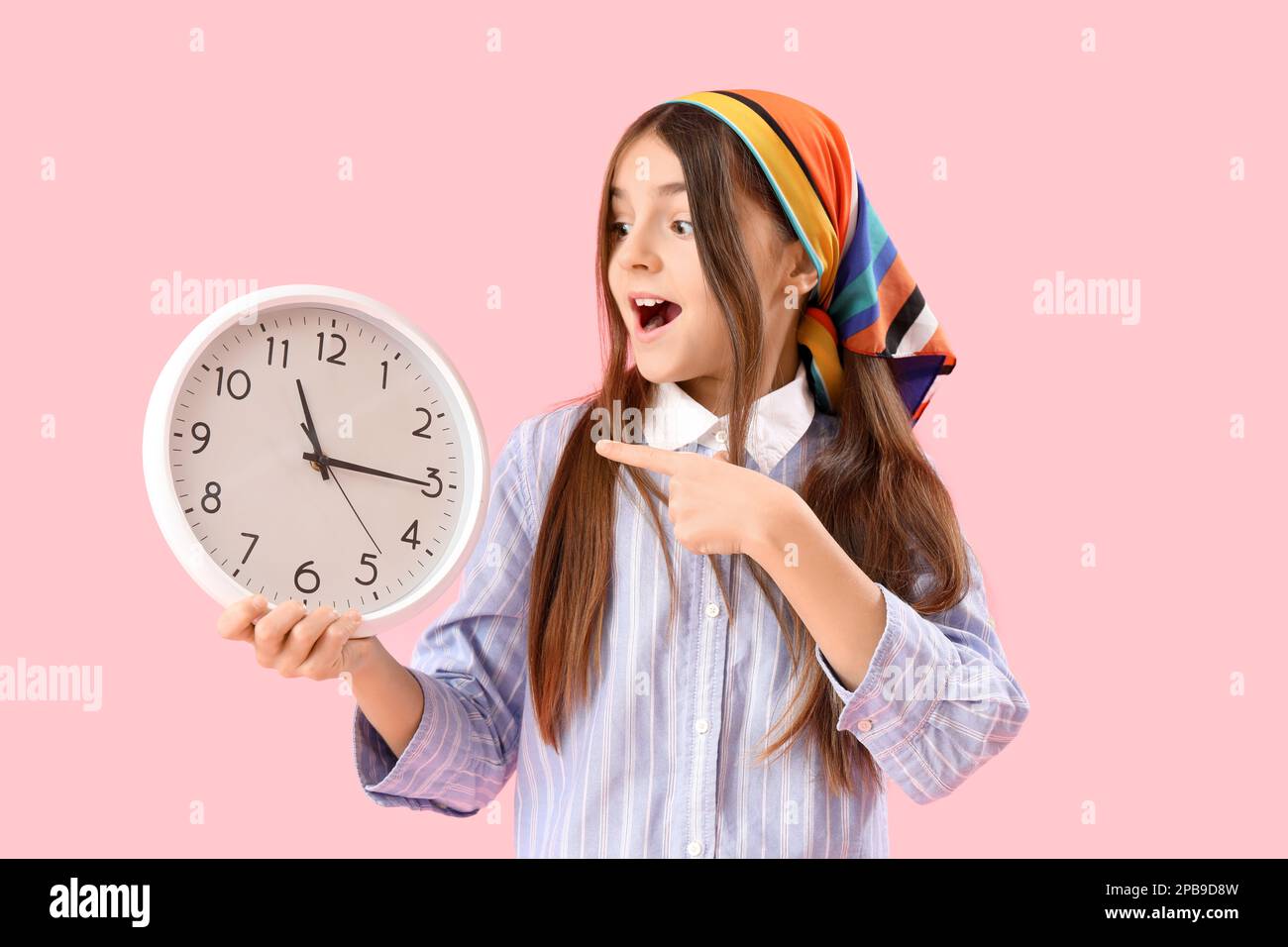 Children pointing clock hi-res stock photography and images - Alamy