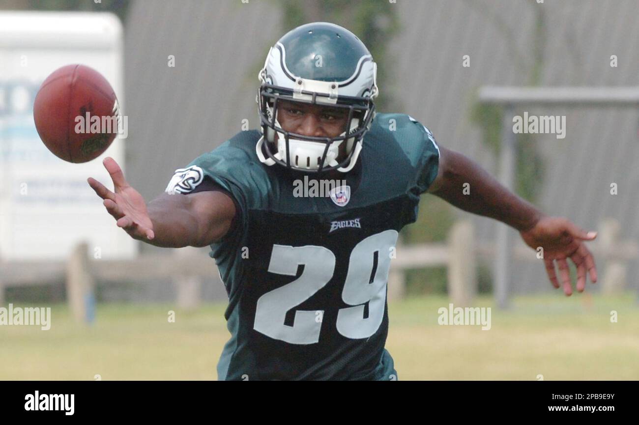 Philadelphia Eagles running back Tony Hunt stretches for a pass just ...