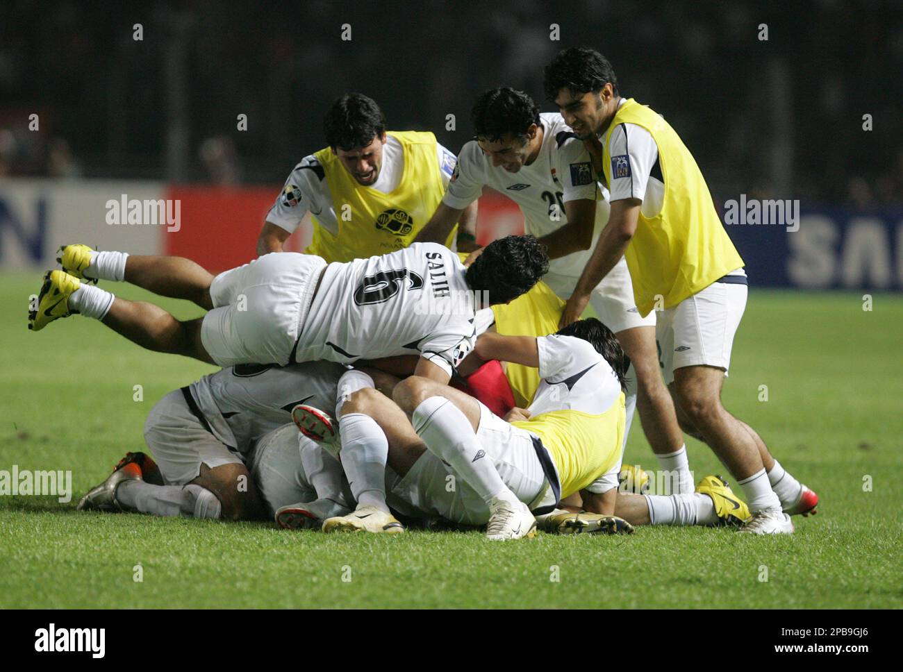 Iraq's players celebrate on the pitch after defeating Saudi Arabia 1-0 ...