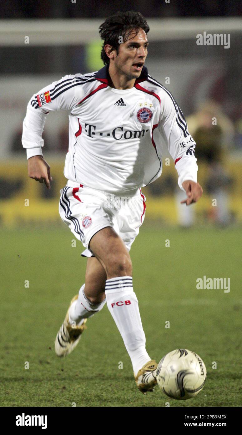 ** FILE ** Bayern Munich's Roque Santa Cruz from Paraguay plays the ...