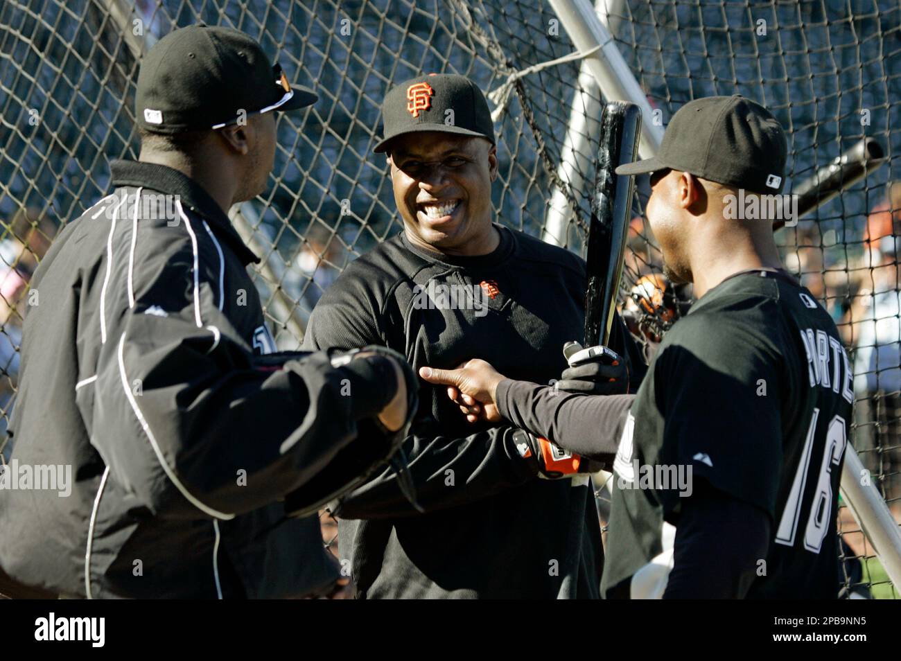 San Francisco Giants Barry Bonds, center, laughs with Florida Marlins ...