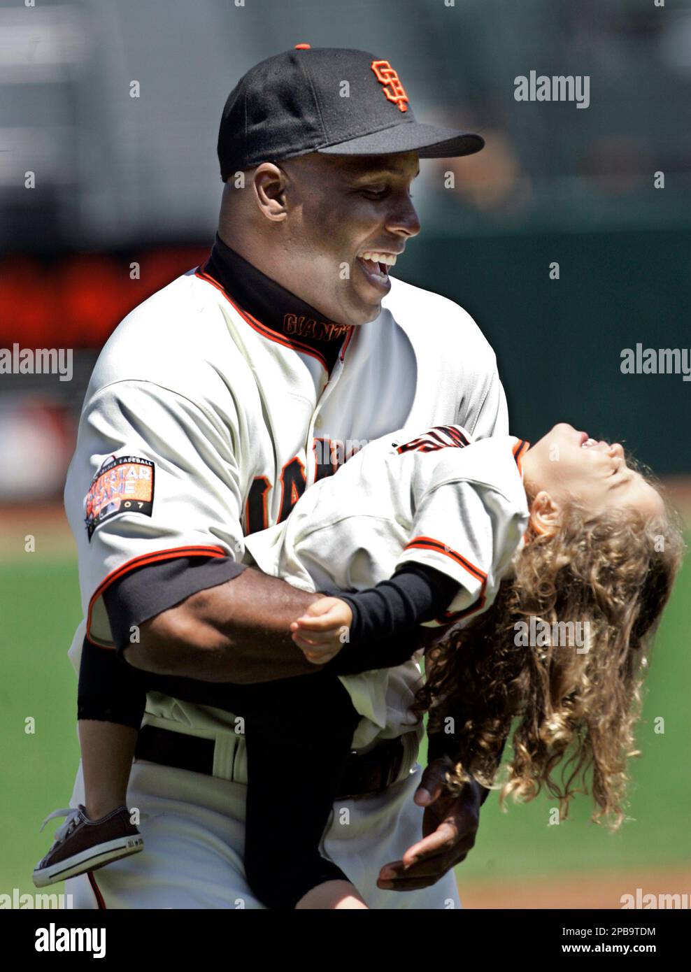 San Francisco Giants Barry Bonds plays with Emmerson, the daughter of ...