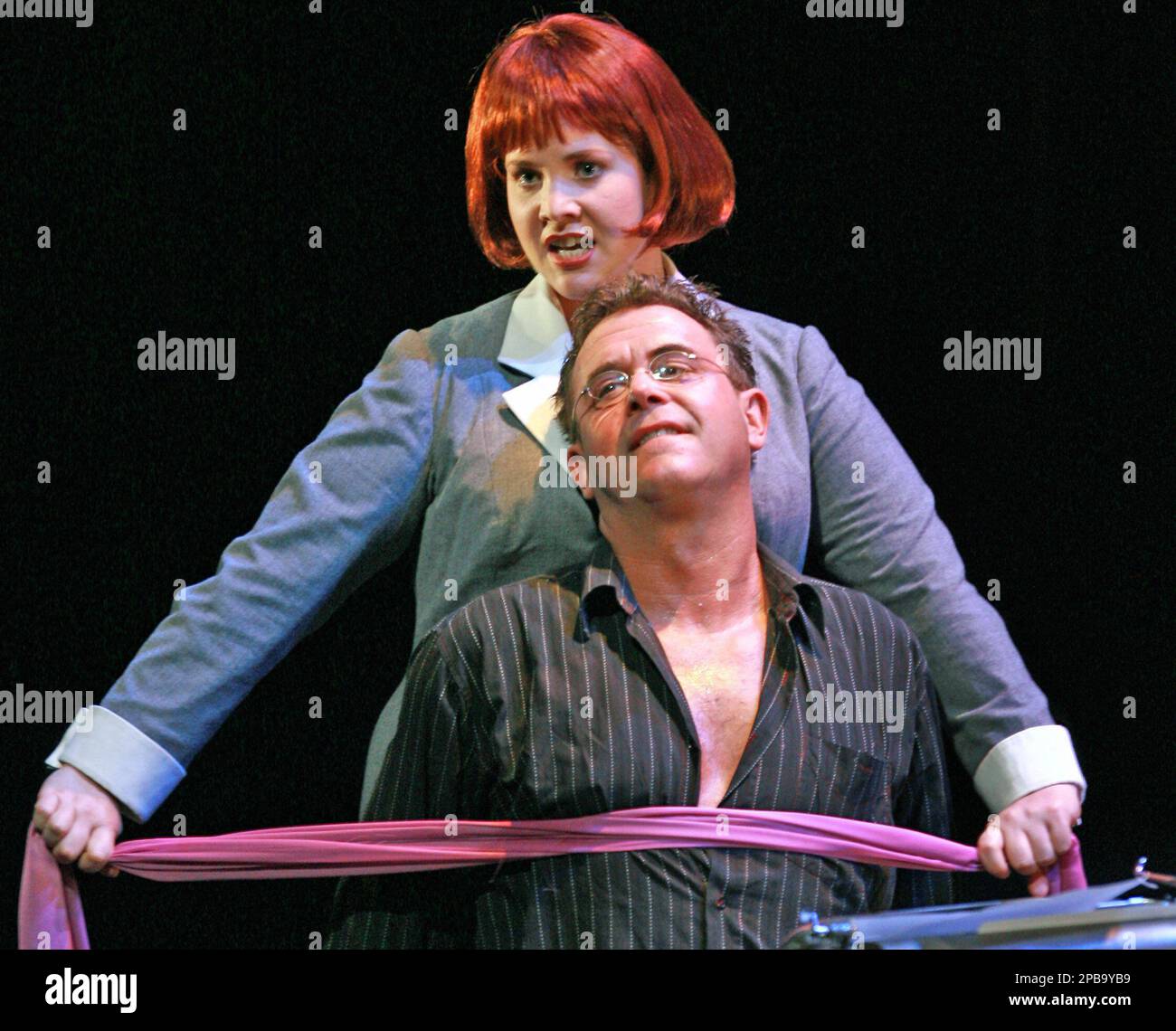 Franz Hawlata als Hans Sachs und Amanda Mace als "Eva" singen waehrend ...