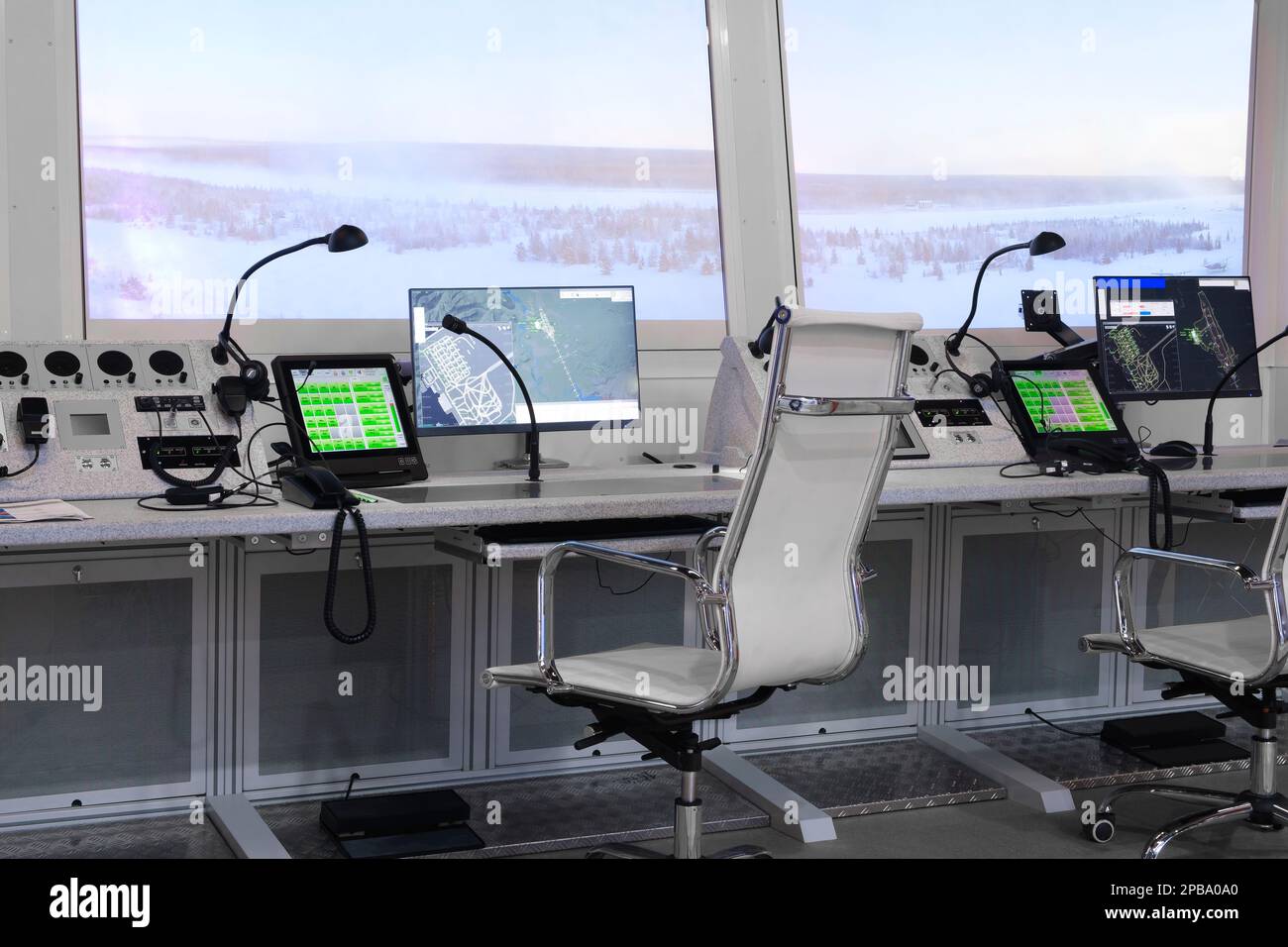 Air traffic control radar screen hi-res stock photography and images ...