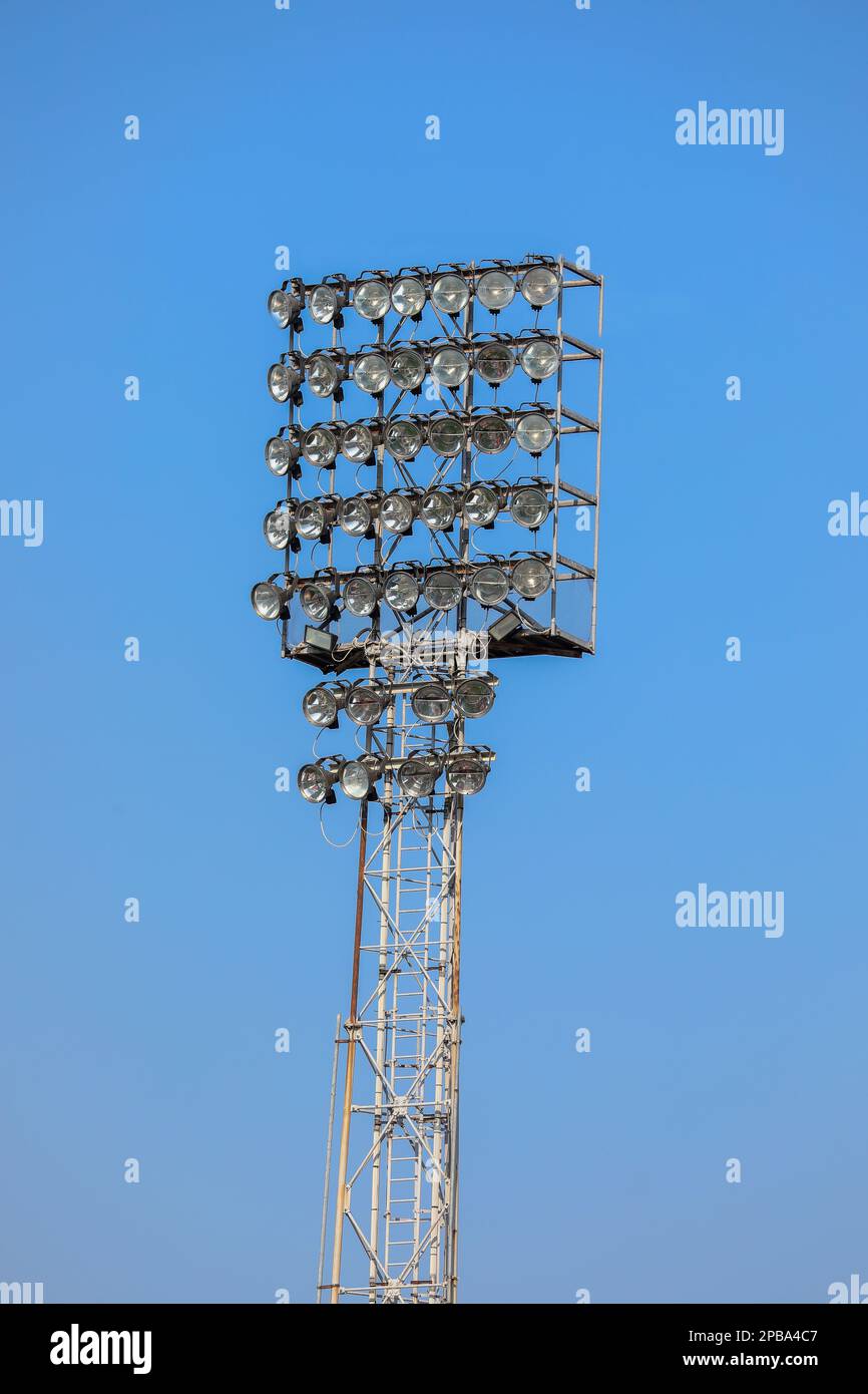Lighting tower for lighting sports facilities with many projectors with ...