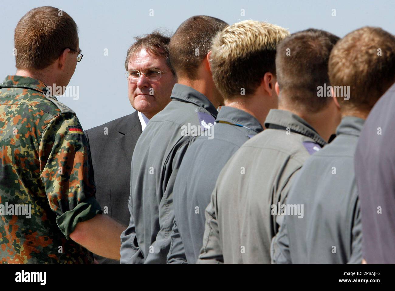 Bundesverteidigungsminister Franz Josef Jung steht am Donnerstag, 19 ...