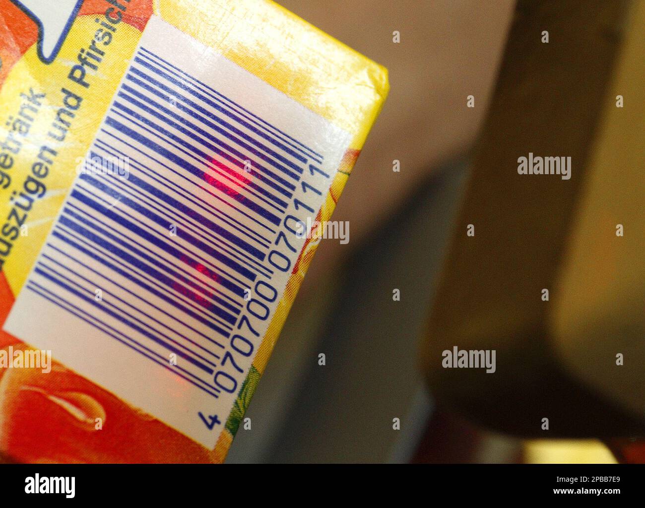 Der Barcode einer Getraenkepackung wird am Freitag, 13. Juli 2007, an der Kasse einer Tankstelle ...