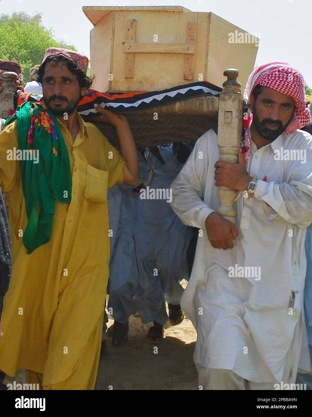 Mourners carry the coffins of pro-Taliban Pakistani cleric Abdul Rashid ...