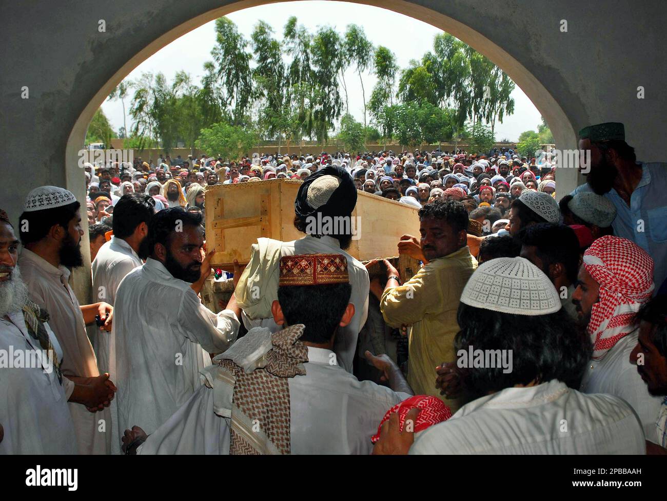 Mourners carry the coffins of pro-Taliban Pakistani cleric Abdul Rashid ...