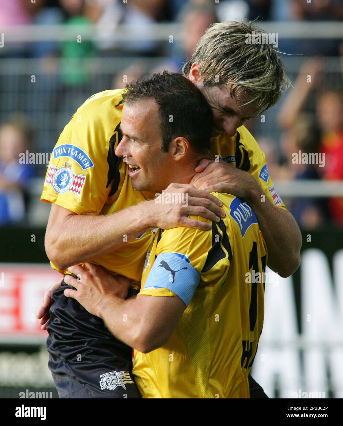 Marc Prettenthaler und Mario Haas (re) von Sturm, bejubeln das 1-0 am ...