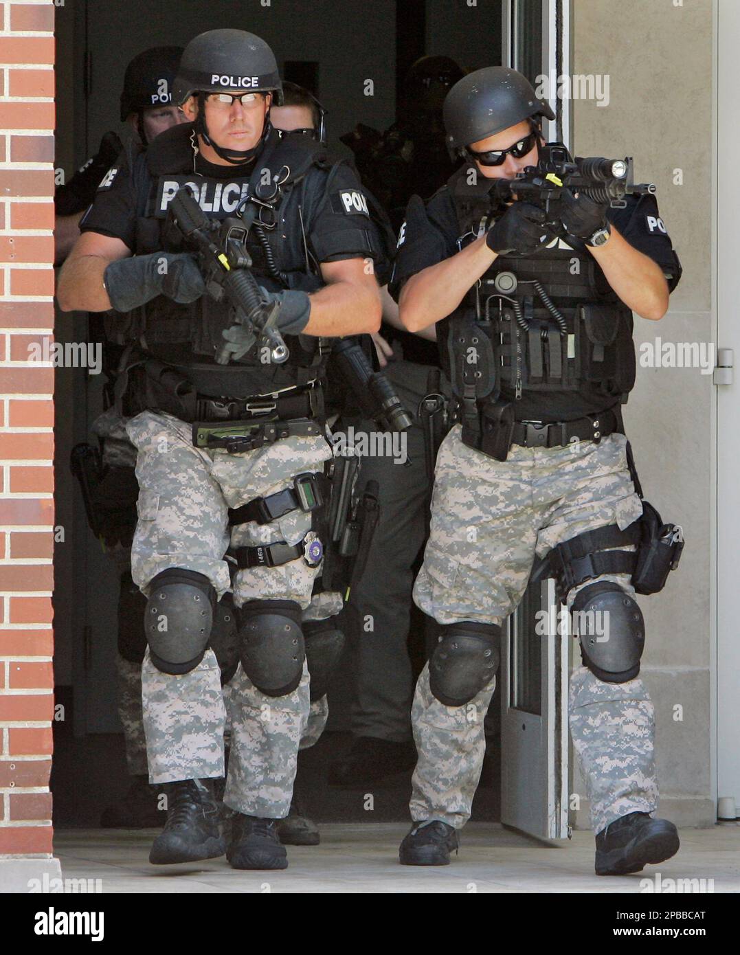 Police officers from the Omaha Emergency Response Unit look for a ...