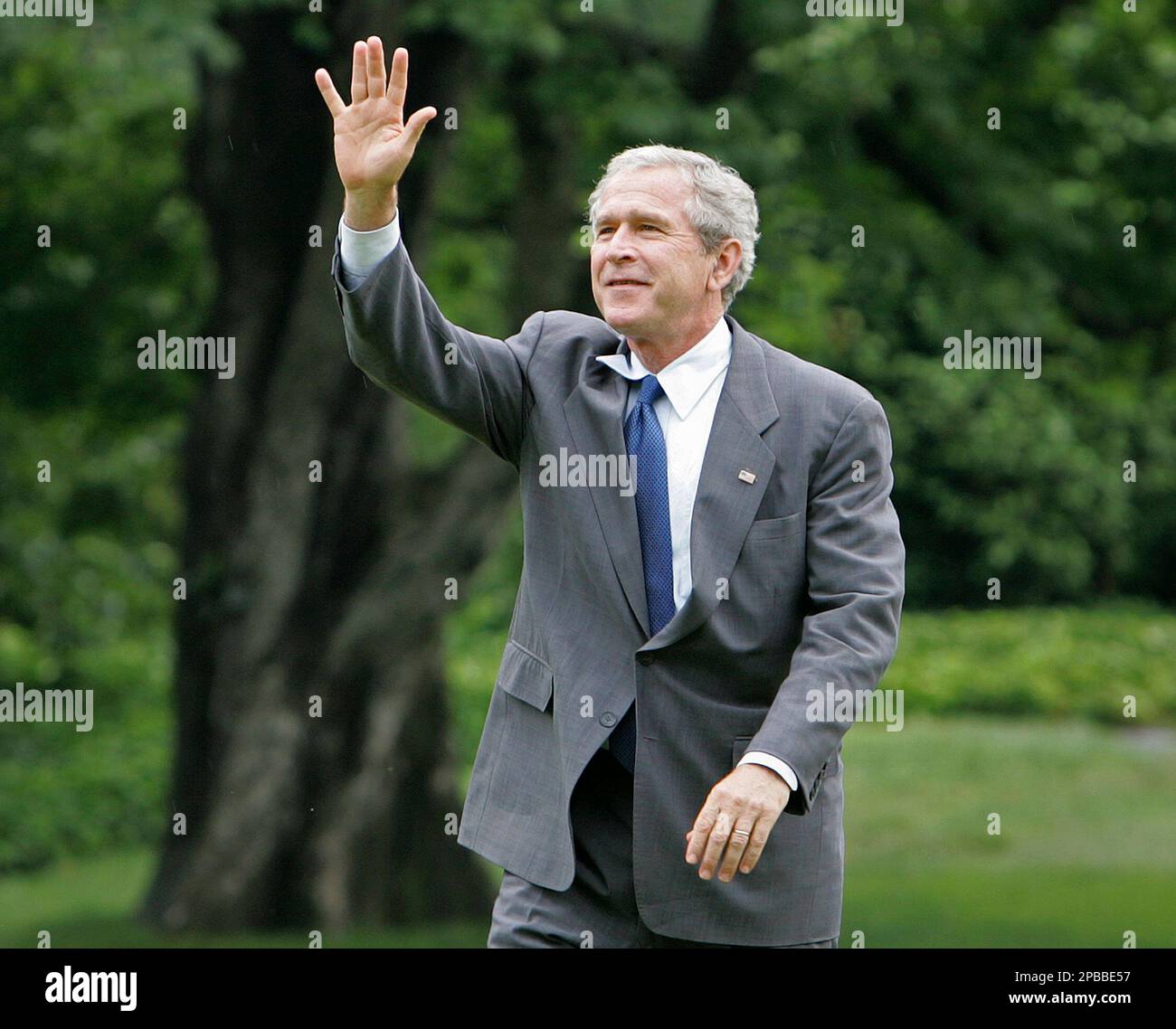 President Bush arrives on the South Lawn of the White House in ...