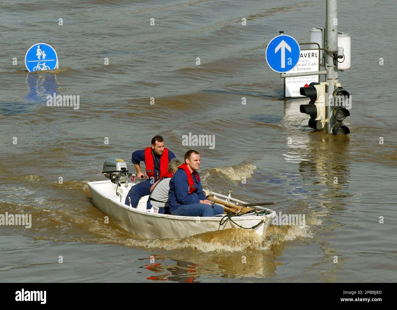 ** ARCHIV ** Helfer fahren am 15. Aug. 2002 in einem Boot durch eine ...