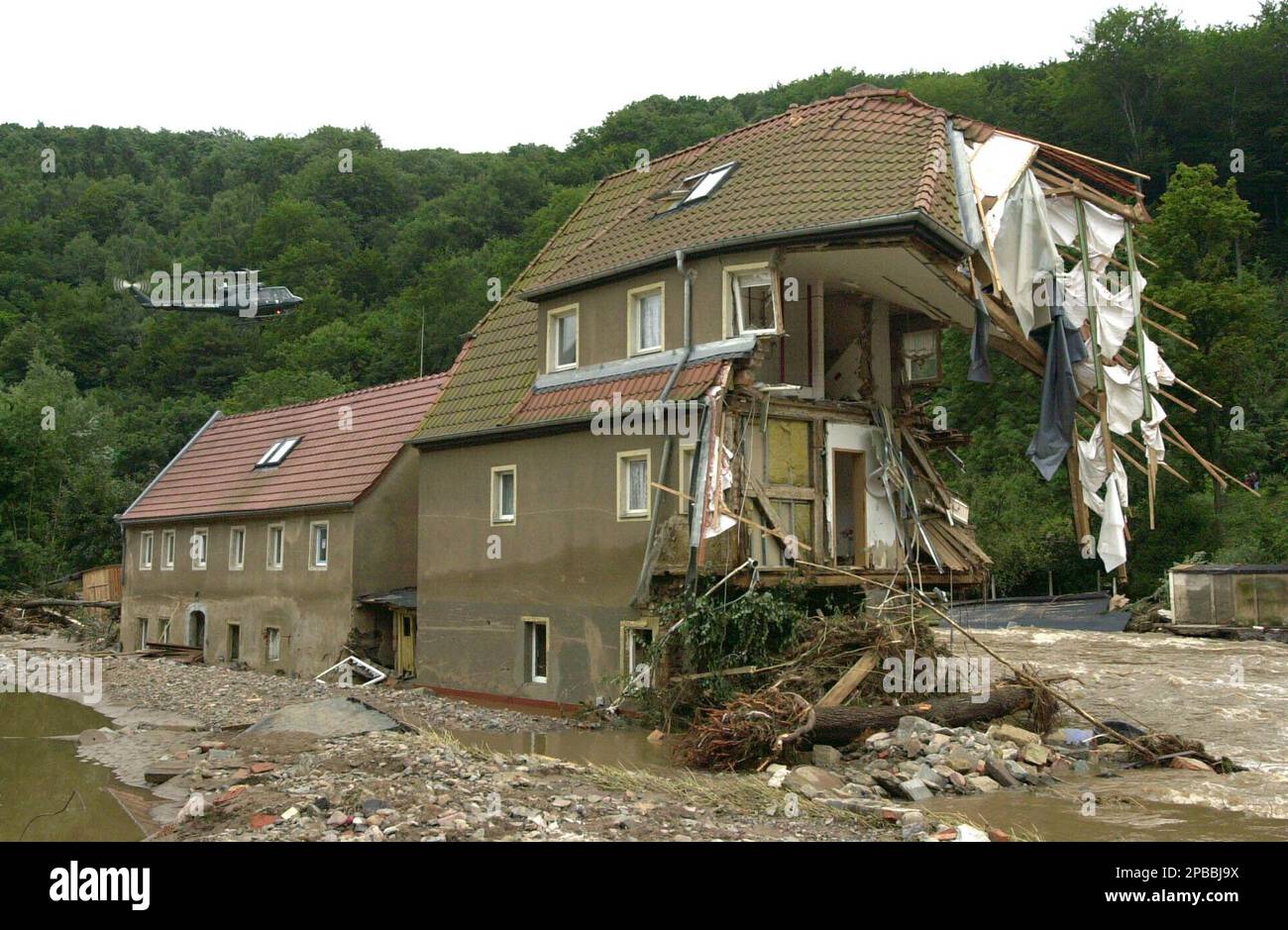 ** ARCHIV ** Ein Hubschrauber fliegt am 14. Aug. 2002 ueber ein vom ...