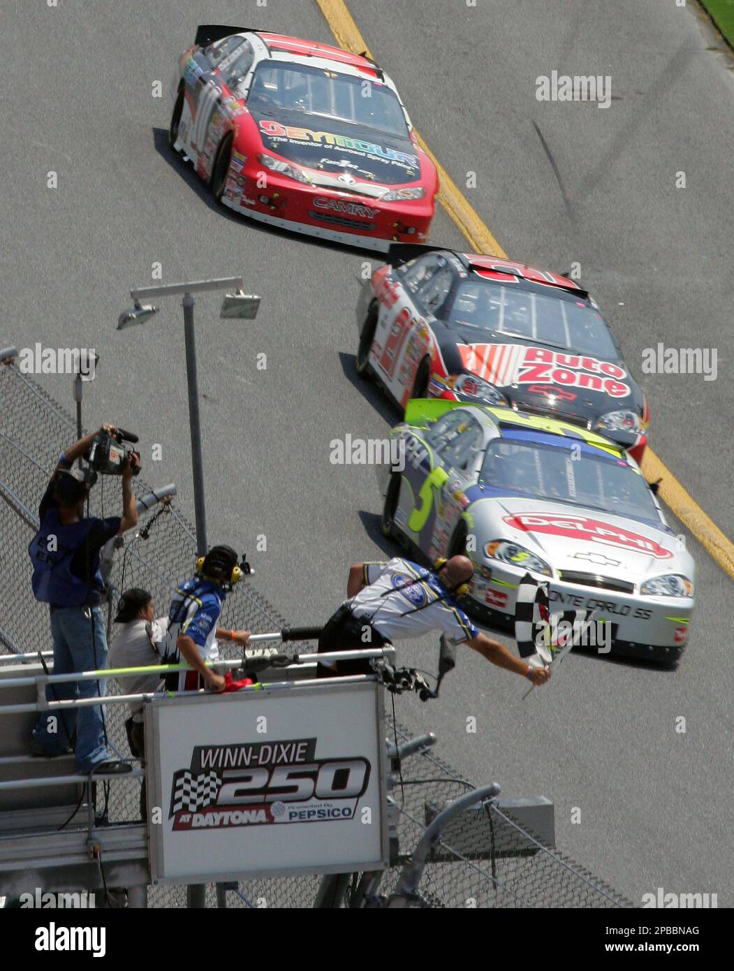 NASCAR Busch driver Kyle Busch (5) beats Kevin Harvick (21) and Dave ...