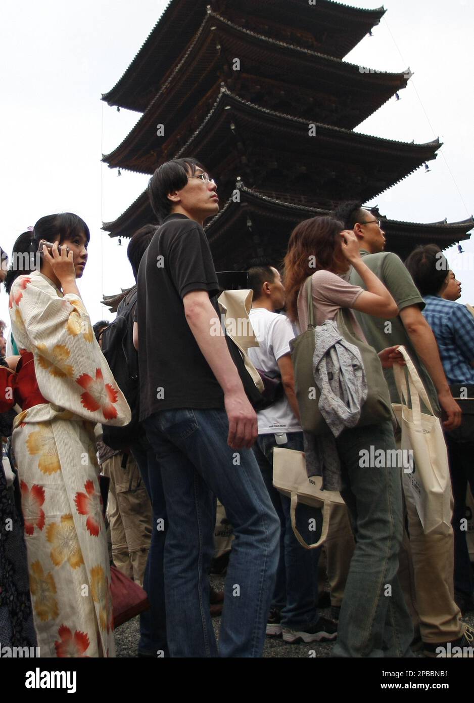 Fans wait for the gates to open for the Live Earth concert at "Toji ...