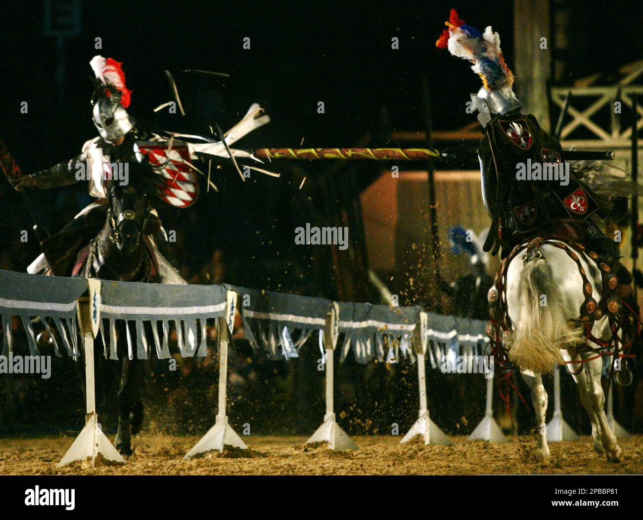 Eine Lanze geht am Freitagabend, 6. Juli 2007 beim Turnier der ...