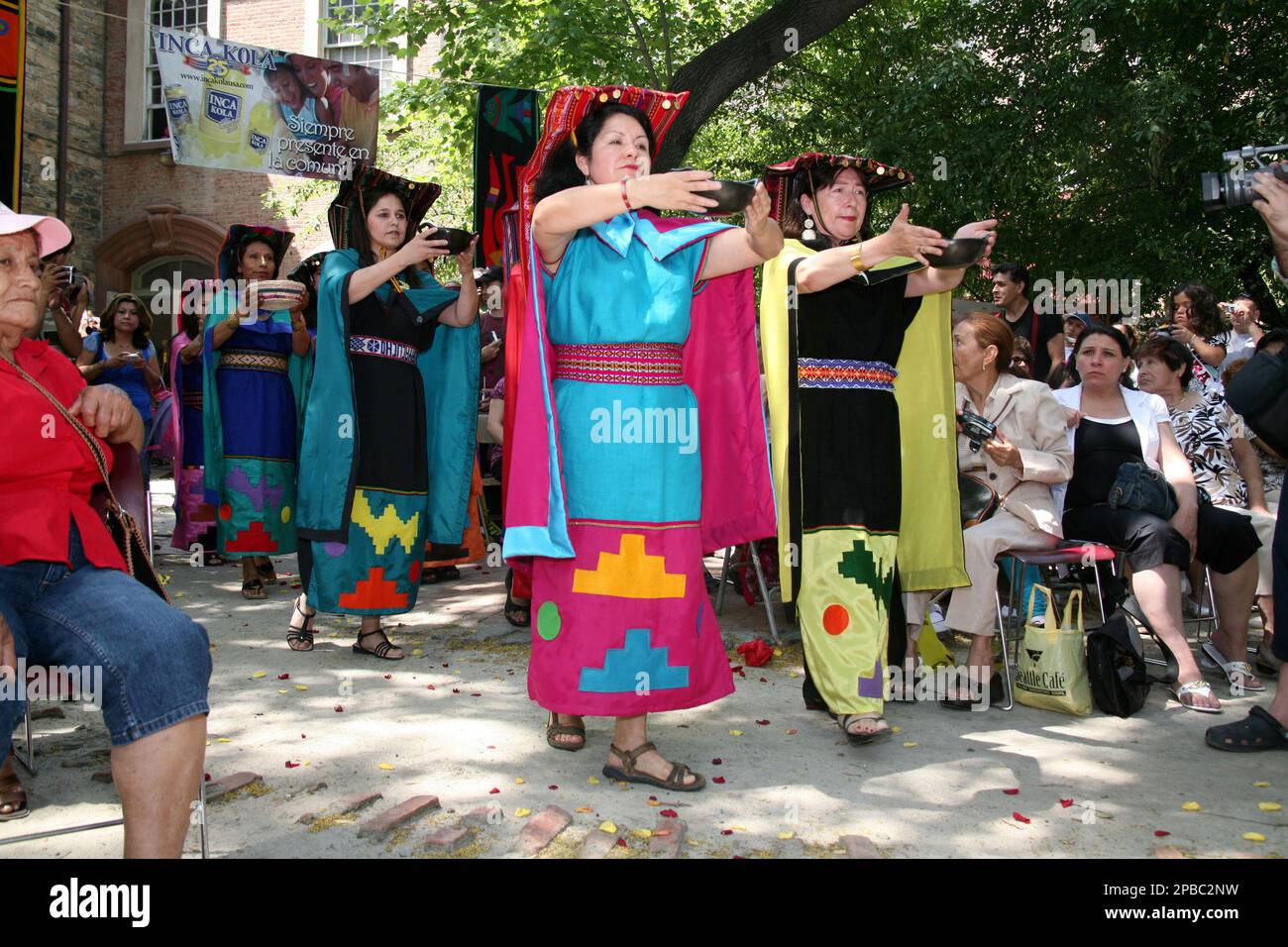 Women portraying members of the Incan royal family, concubines and ...