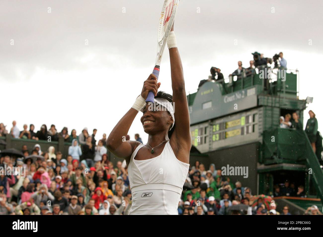 Venus Williams salutes the crowd, after defeating Japan's Akiko ...