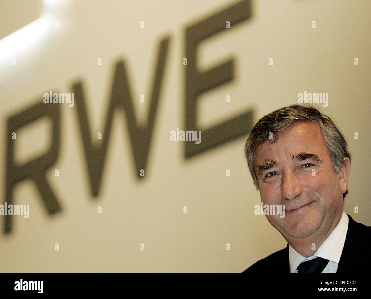 ** ARCHIV ** Der Vorstandsvorsitzende des Energiekonzerns RWE, Harry ...