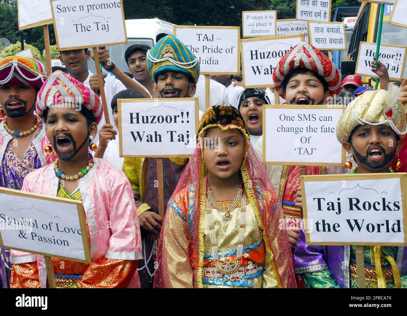 School children dressed as Mughal Emperor Shahjahan and his wife Mumtaz ...