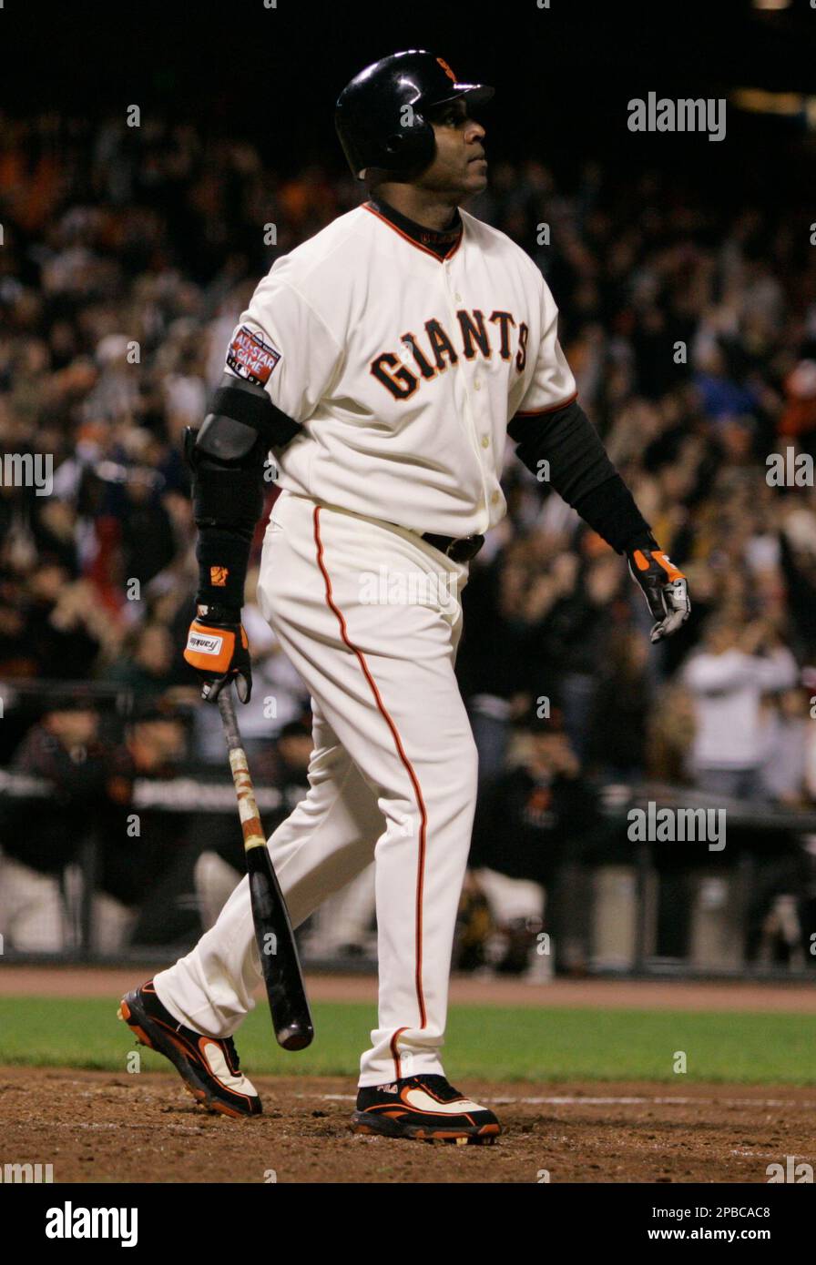 San Francisco Giants' Barry Bonds watches the flight of his 750th ...