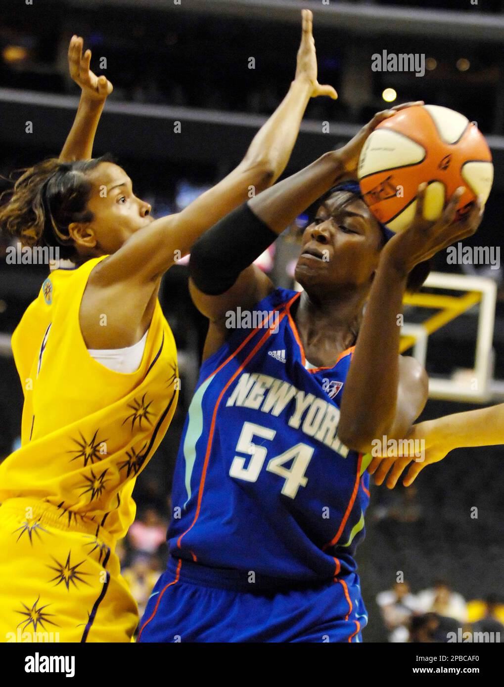 New York Liberty's Barbara Farris, right, is guarded tightly by Los ...