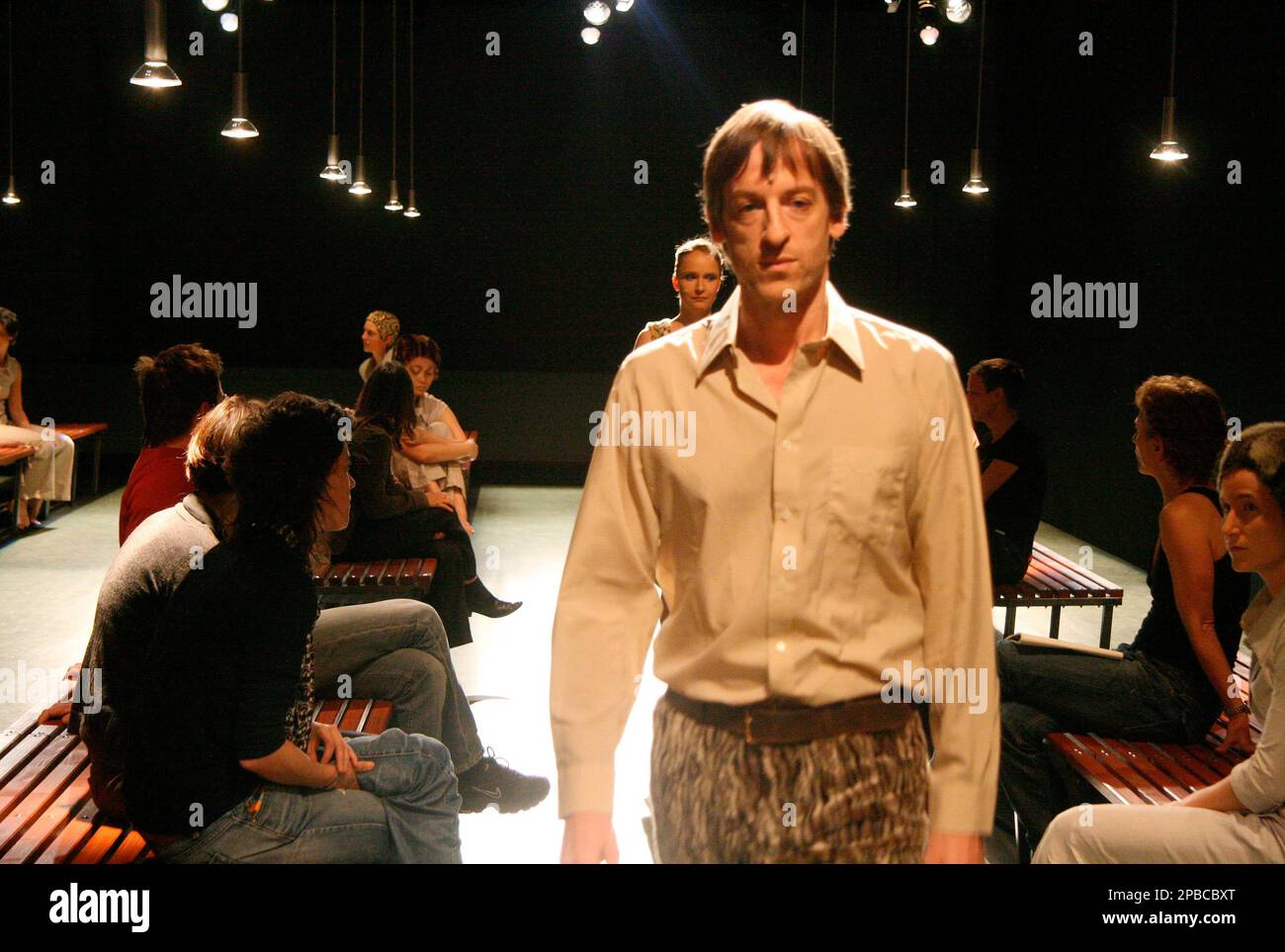 Der Schauspieler Christian Wittmann spielt im Stueck ''Ueber Tiere ...