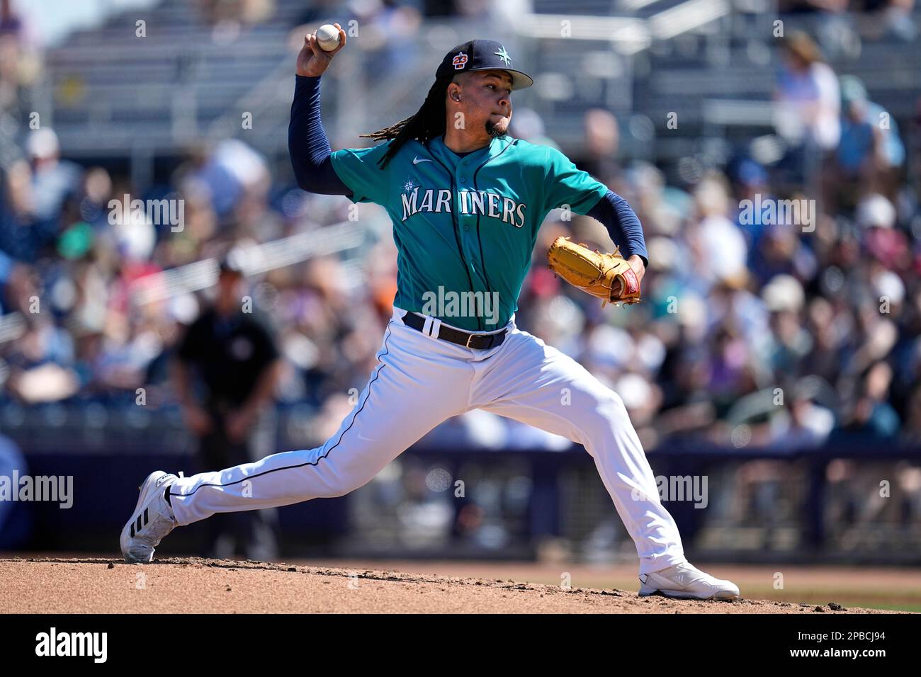Seattle Mariners starting pitcher Luis Castillo delivers during the ...