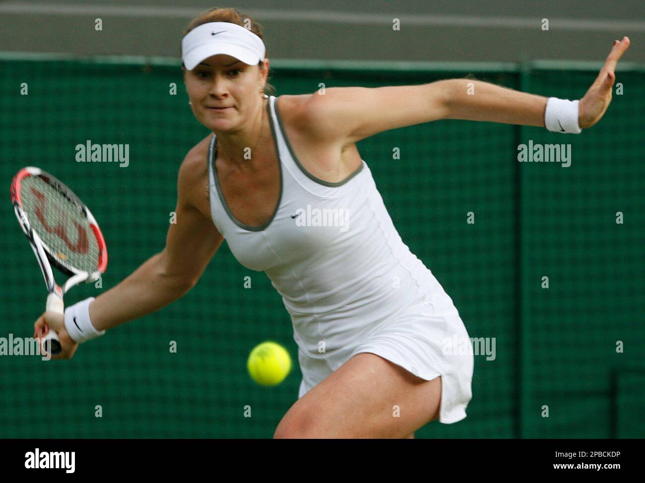 Julia Vakulenko of the Ukraine returns to Russia's Svetlana Kuznetsova ...