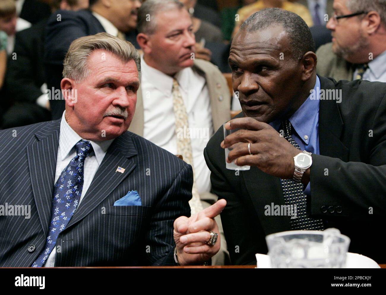 Former Chicago Bears football player and head coach Mike Ditka, left ...