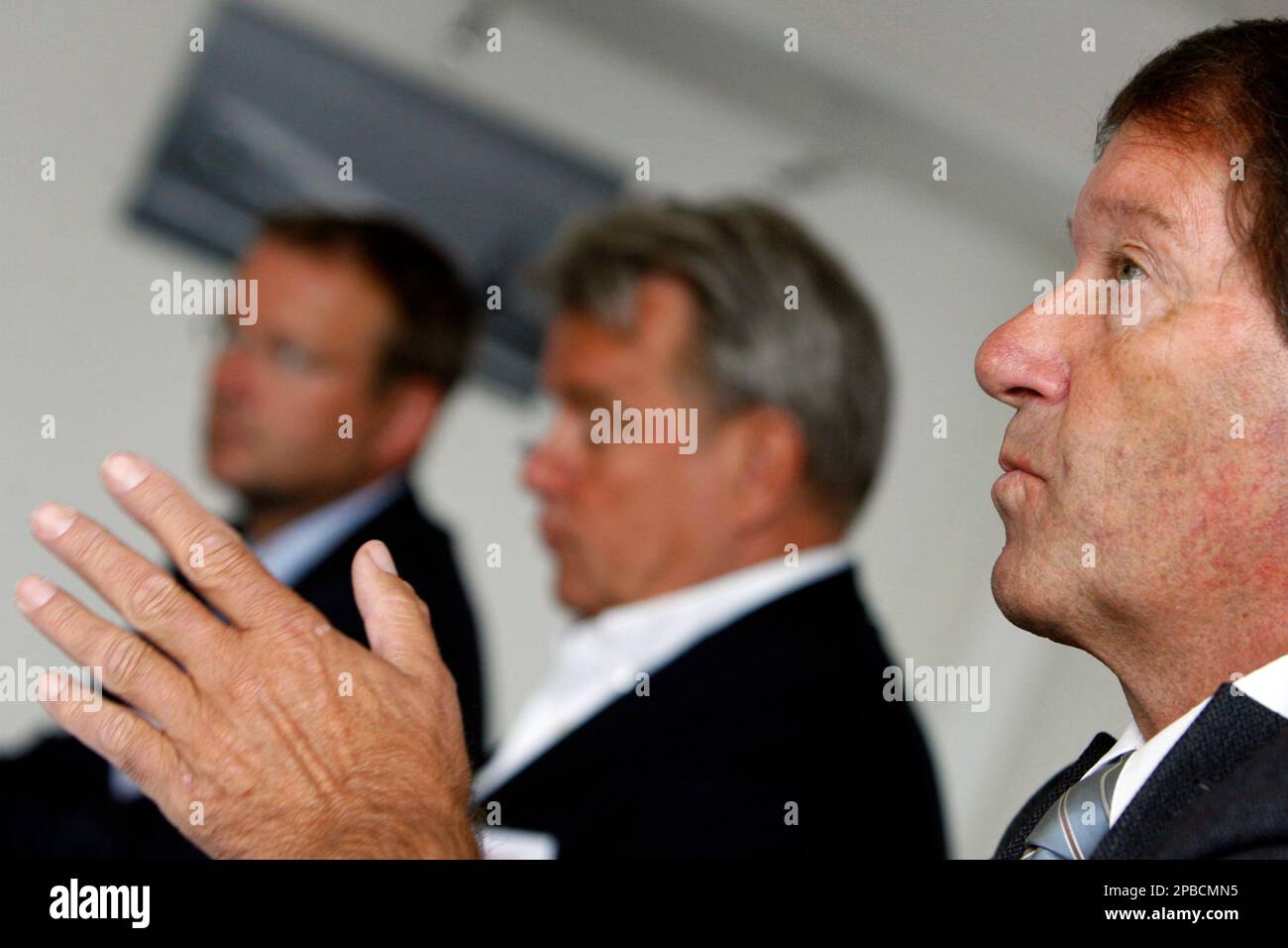 Hans Peter Haselsteiner, Vorstandsvorsitzender der Strabag SE, Mitte ...