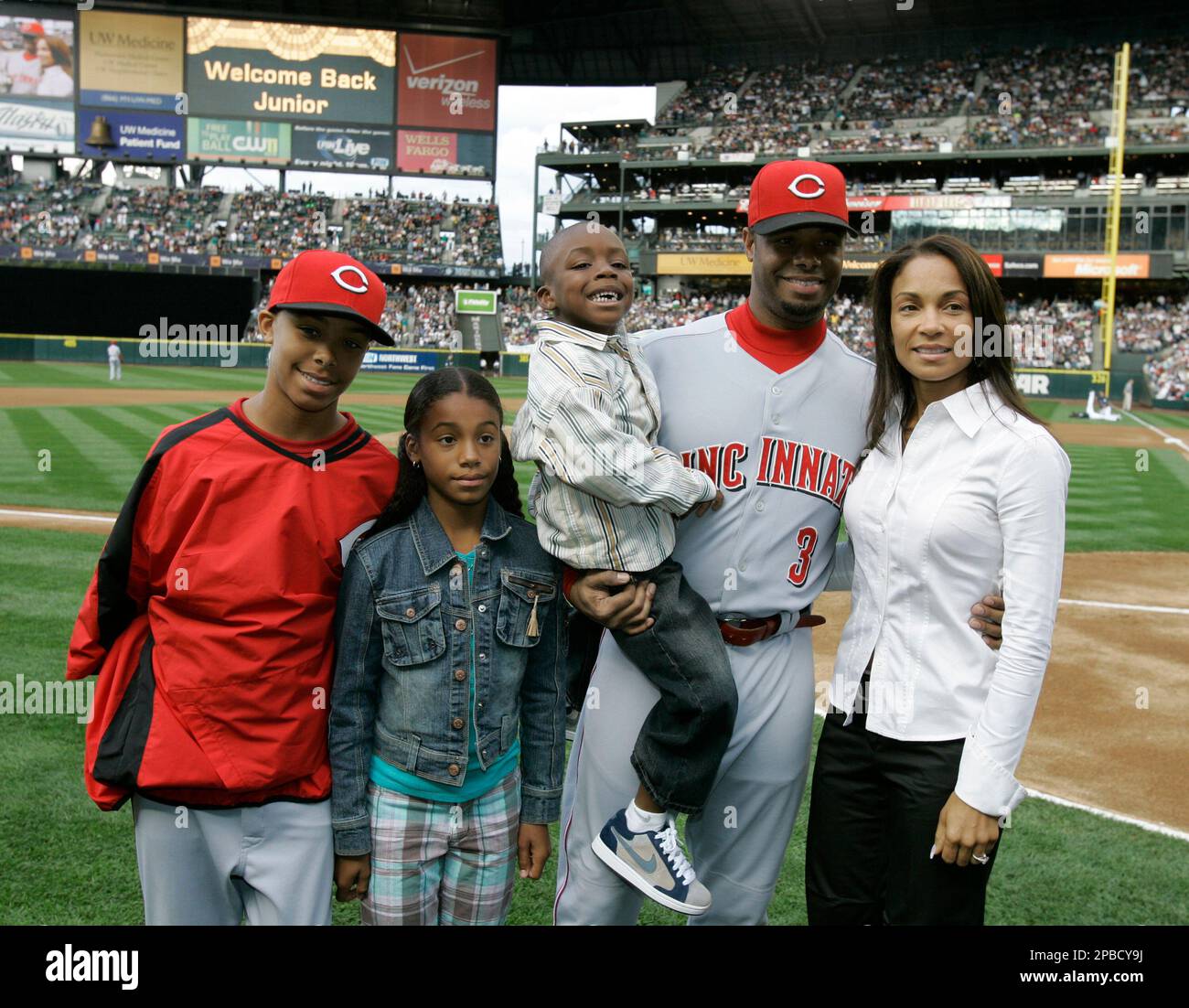 Cincinnati Reds' Ken Griffey Jr., second from right, poses for a photo ...
