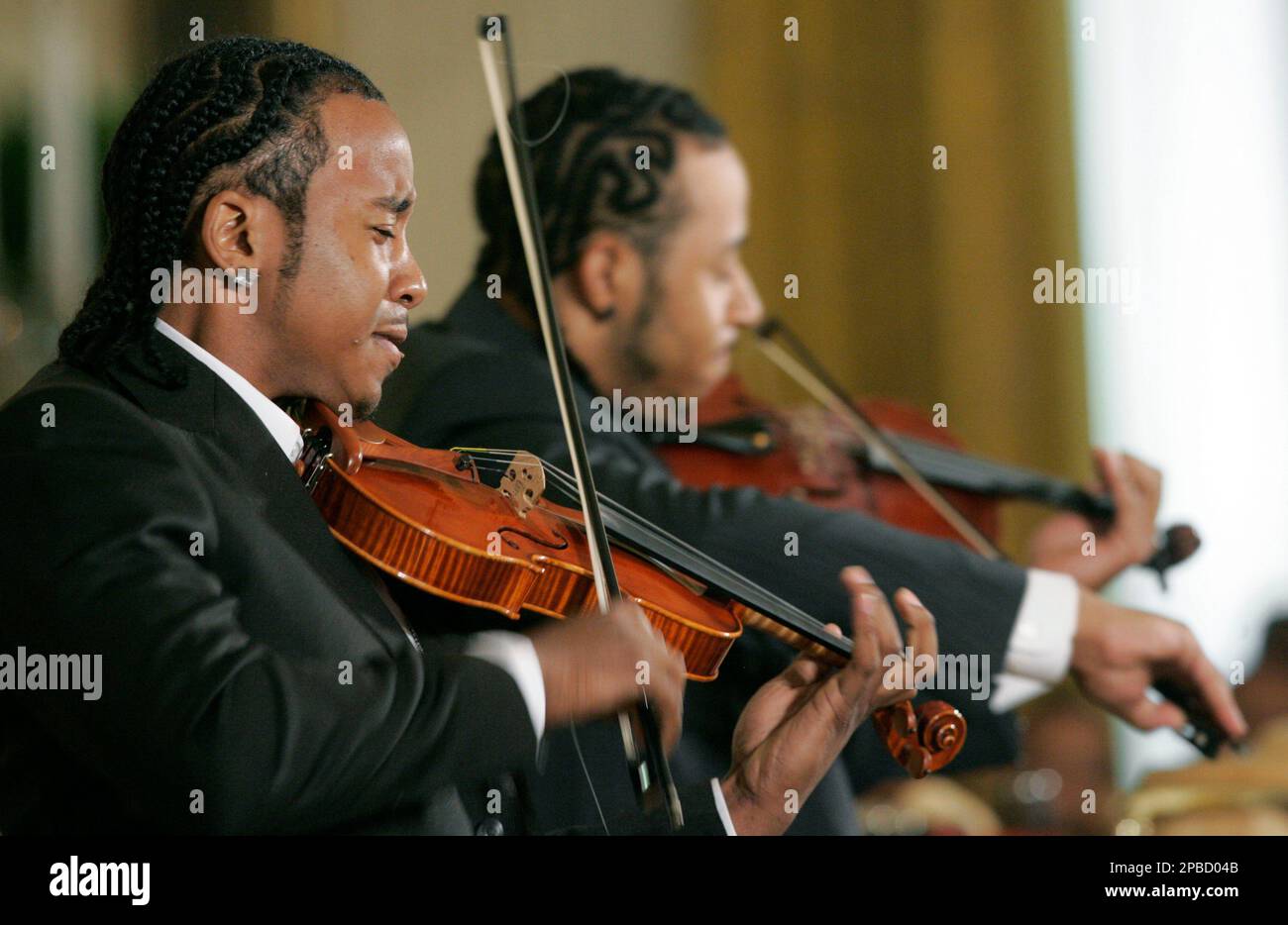 Members of "Nuttin' But Stringz", Damien Escobar, left, and his brother ...
