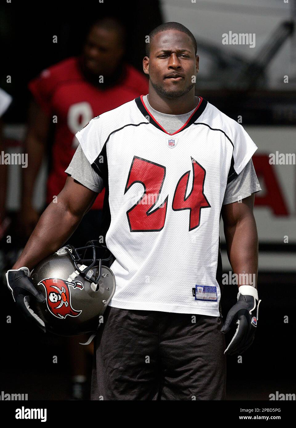 Tampa Bay Buccaneers running back Carnell Williams walks into the ...