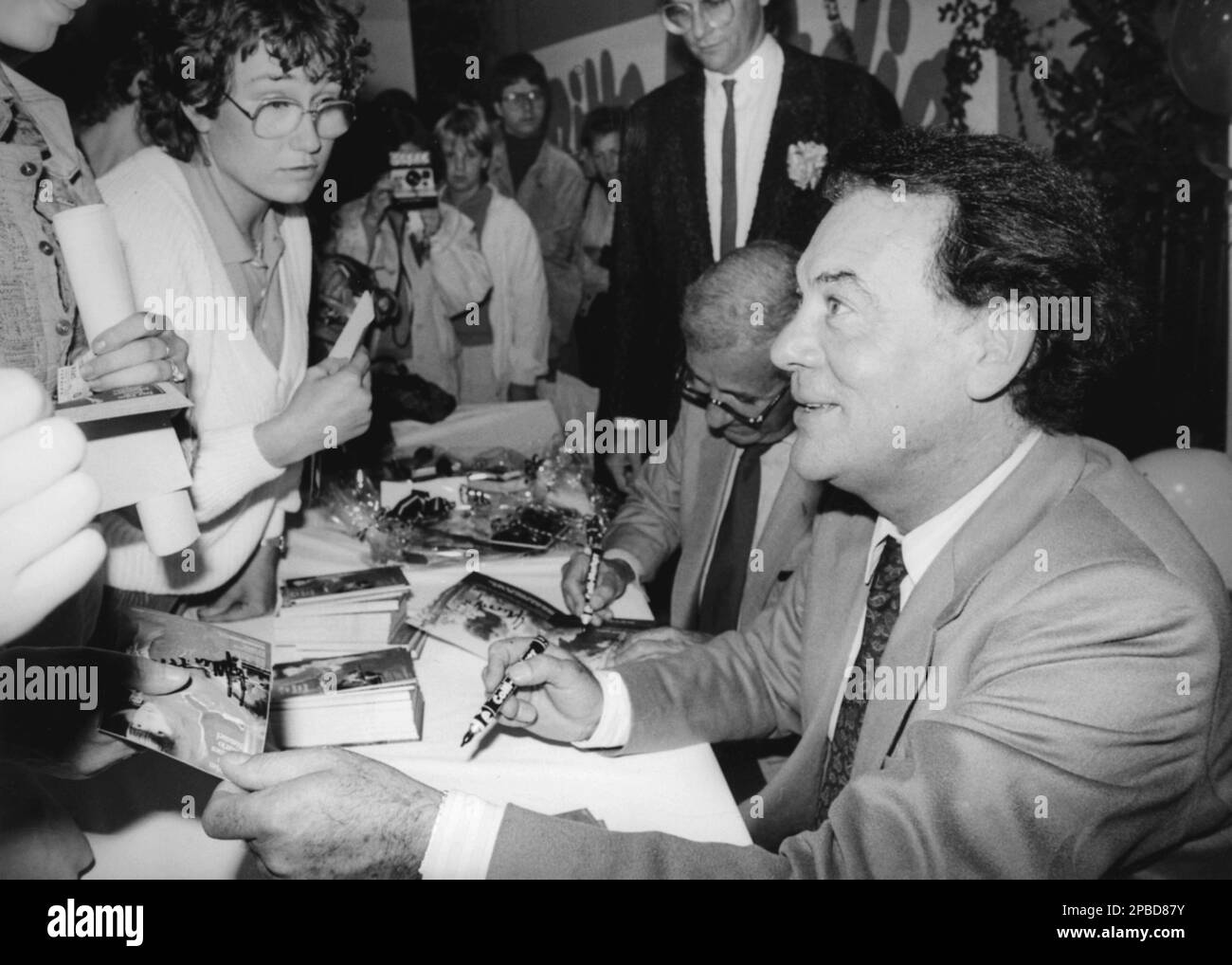 **ARCHIV**Der neue Simmel-Film '...Bitte lasst die Blumen leben" wurde ...