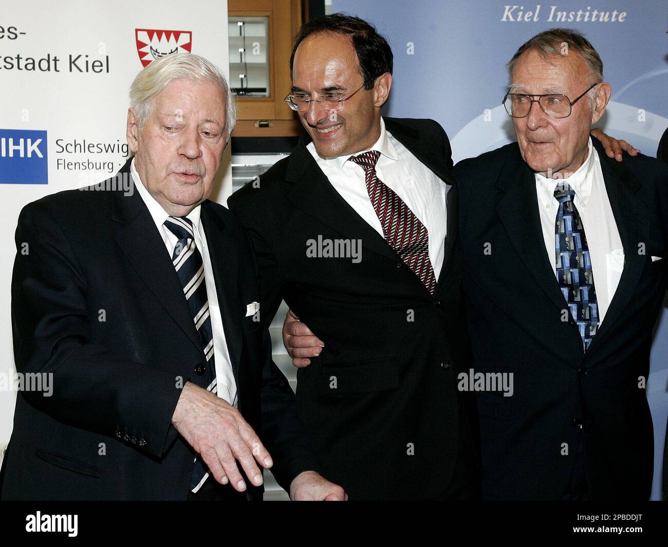 Dennis J. Snower, Praesident des Instituts fuer Weltwirtschaft, Mitte, posiert am Sonntag, 17 ...