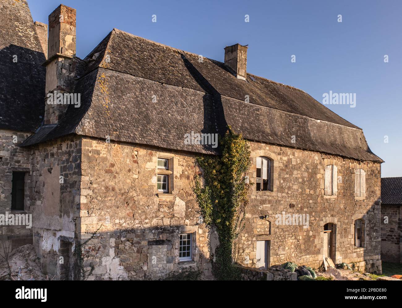 Château à l'abandon en cours de réparation Stock Photo - Alamy