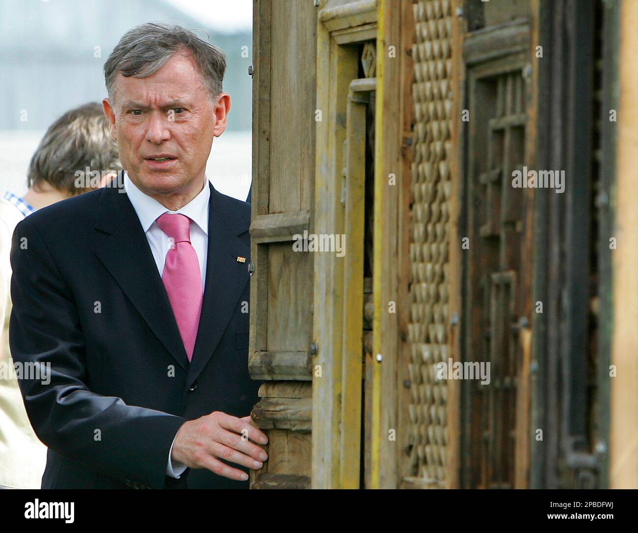 Bundespraesident Horst Koehler betrachtet am Samstag, 16. Juni 2007, in ...