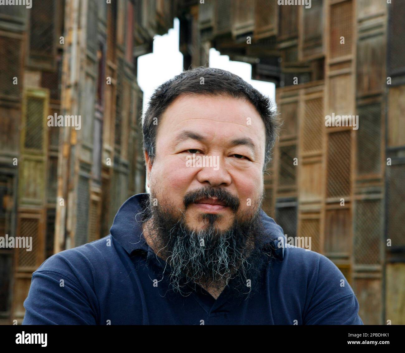 Der chinesische Kuenstler Ai Weiwei steht am Freitag, 15. Juni 2007 ...