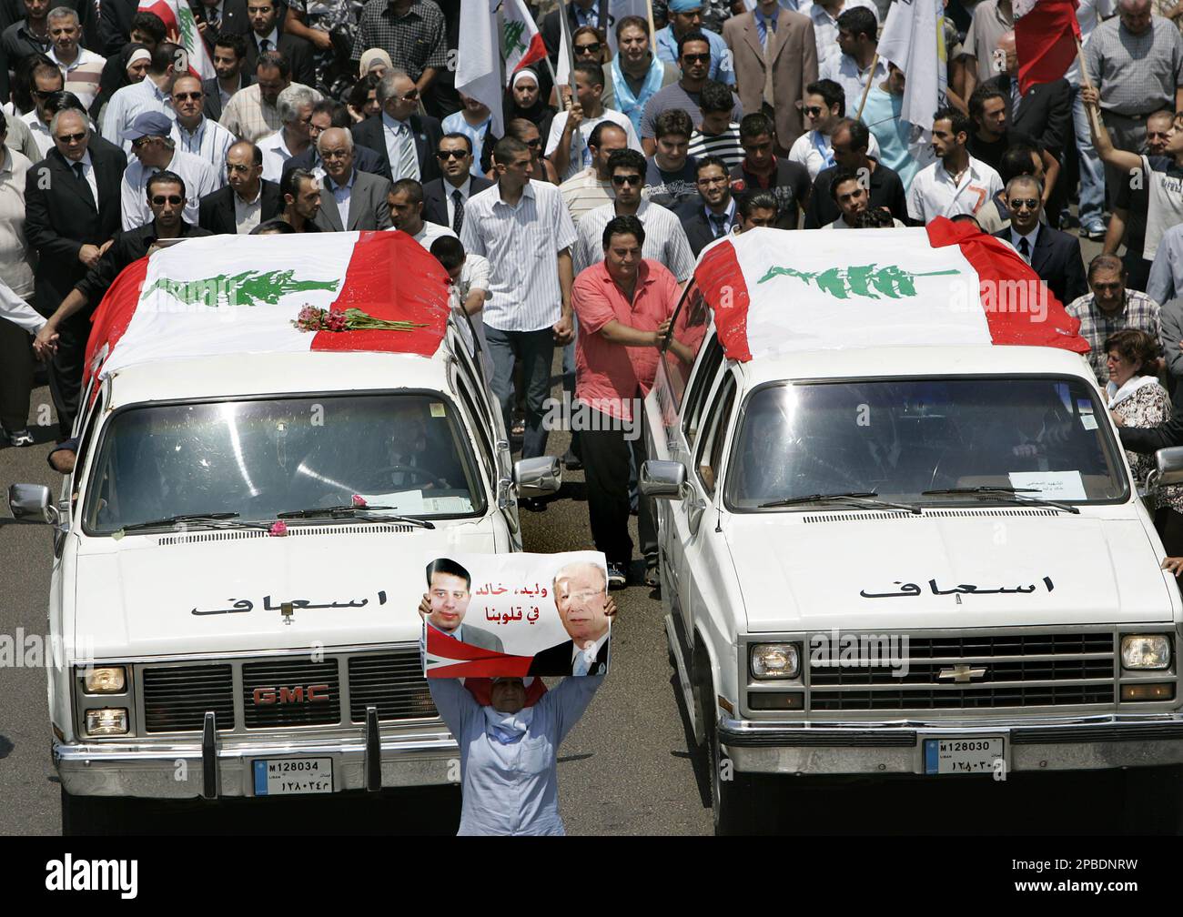 ** RETRANSMISSION TO IMPROVE TRANSLATION ** A mourner holds portraits ...