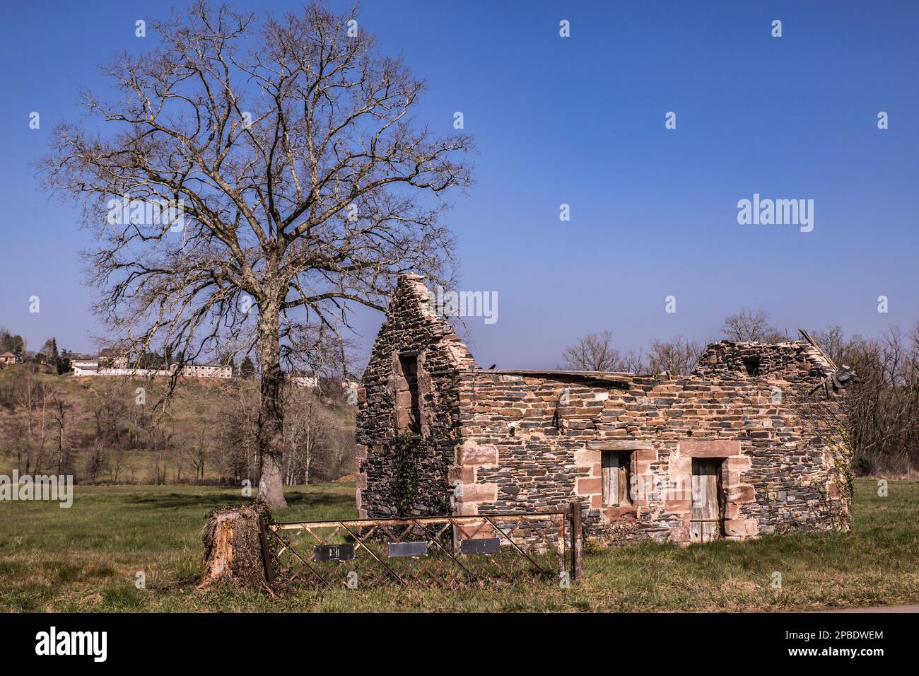 Pierre en ruine hi-res stock photography and images - Alamy