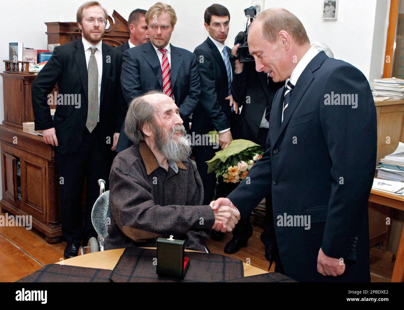 Russian President Vladimir Putin, right, visits Alexander Solzhenitsyn ...